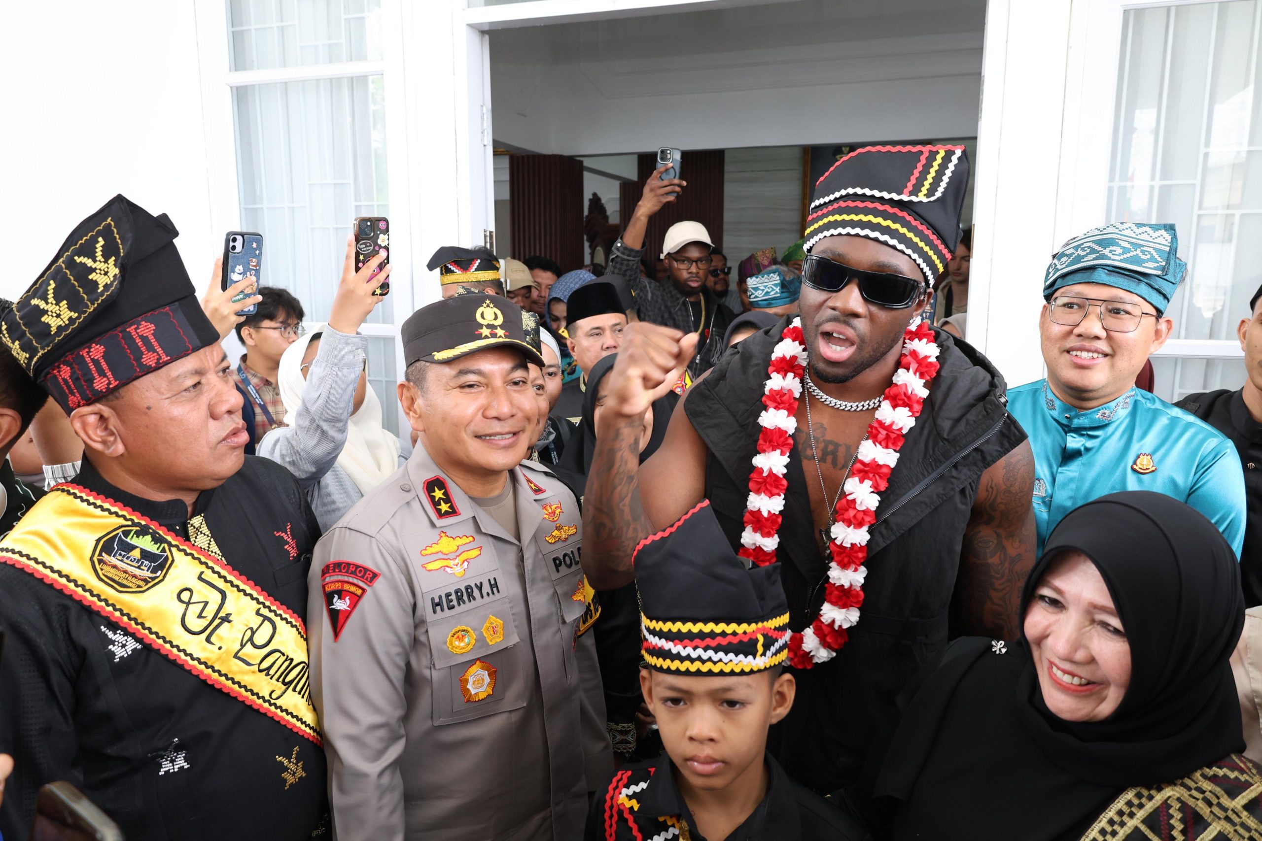 Momen Rapper Melly Mike Bertemu Dikha Bocah Pacu Jalur dan Beri Kado ...